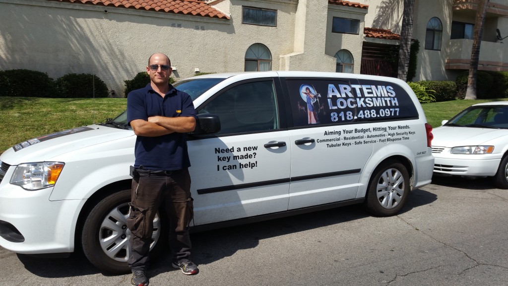Northridge car keys locksmith 310-699-3733